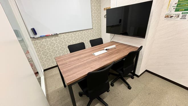 【1時間880円!ドン・キホーテ新宿店地下1階】モニター・フリードリンク付き4名会議室(Room C)※予約時間前は入室不可の写真3