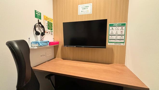 【¥330/30分!ドン・キホーテ新宿店地下1階】モニター・フリードリンク付き1名個室(ブース8)※予約時間前は入室不可の写真1