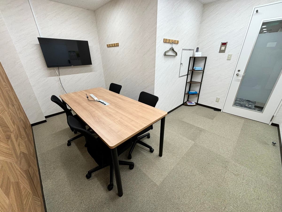 【1時間1,100円！ドン・キホーテ新宿店地下1階】モニター・フリードリンク付き4名会議室（Room B）※予約時間前は入室不可の写真1