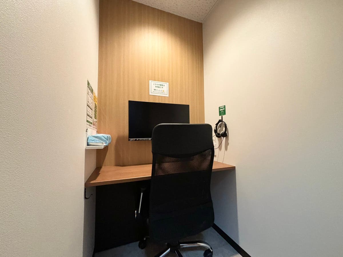 【¥330/30分！ドン・キホーテ新宿店地下1階】モニター・フリードリンク付き1名個室（ブース10）※予約時間前は入室不可の写真2