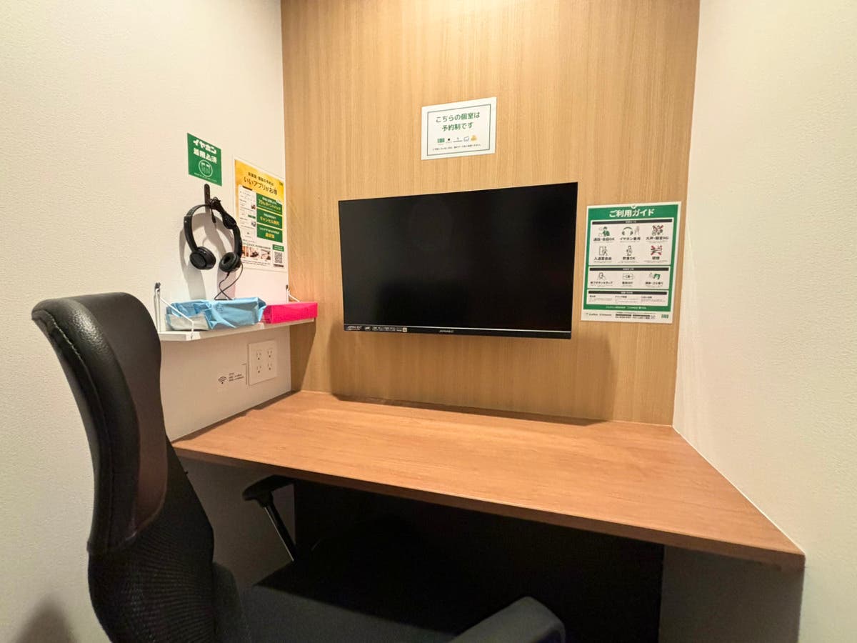 【¥330/30分！ドン・キホーテ新宿店地下1階】モニター・フリードリンク付き1名個室（ブース11）※予約時間前は入室不可の写真1