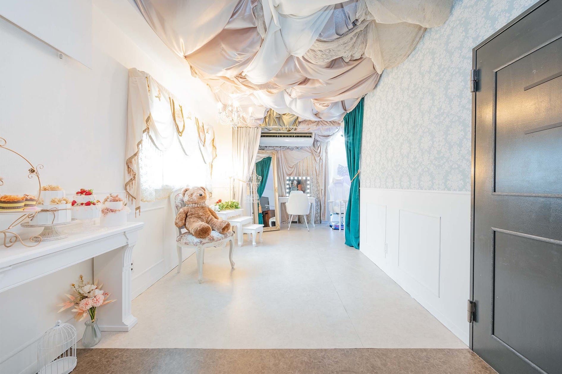 🎄クリスマスコス🪅ゴシック👠×白家具×ゲーミングブース🚥｜メイク＆更衣室完備｜撮影機材無料｜ヴェール秋葉原[30]の写真5