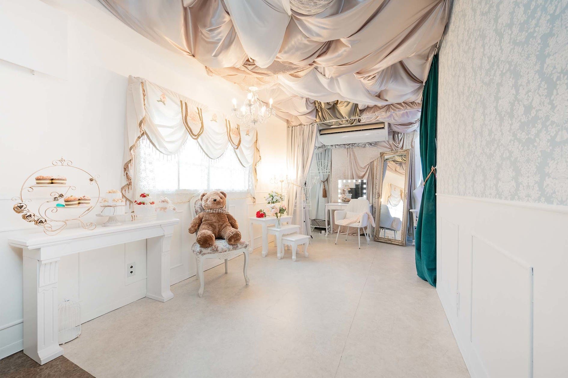 🎄クリスマスコス🪅ゴシック👠×白家具×ゲーミングブース🚥｜メイク＆更衣室完備｜撮影機材無料｜ヴェール秋葉原[30]の写真26