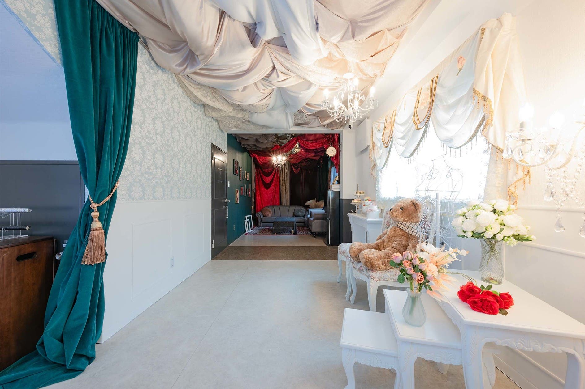 🎄クリスマスコス🪅ゴシック👠×白家具×ゲーミングブース🚥｜メイク＆更衣室完備｜撮影機材無料｜ヴェール秋葉原[30]の写真8