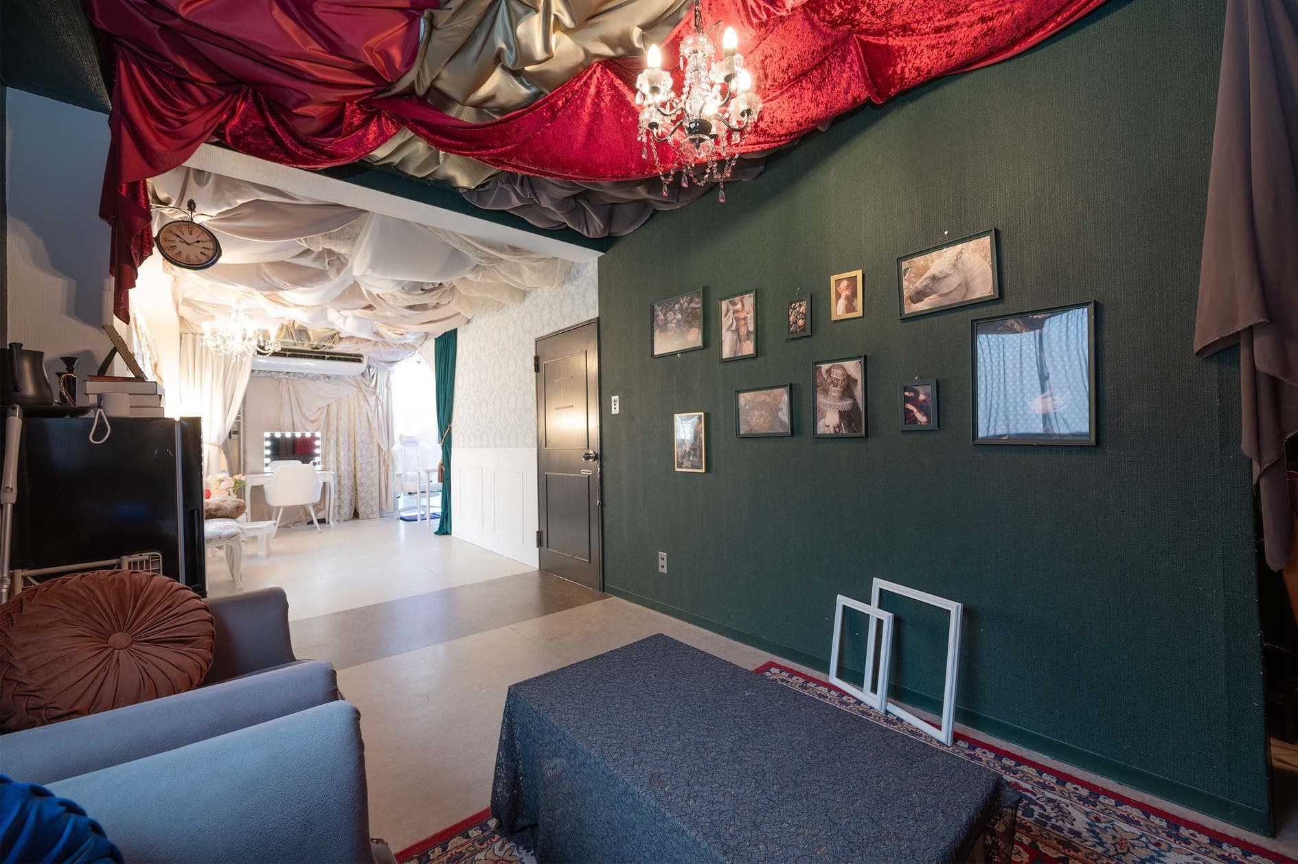 🎄クリスマスコス🪅ゴシック👠×白家具×ゲーミングブース🚥｜メイク＆更衣室完備｜撮影機材無料｜ヴェール秋葉原[30]の写真10