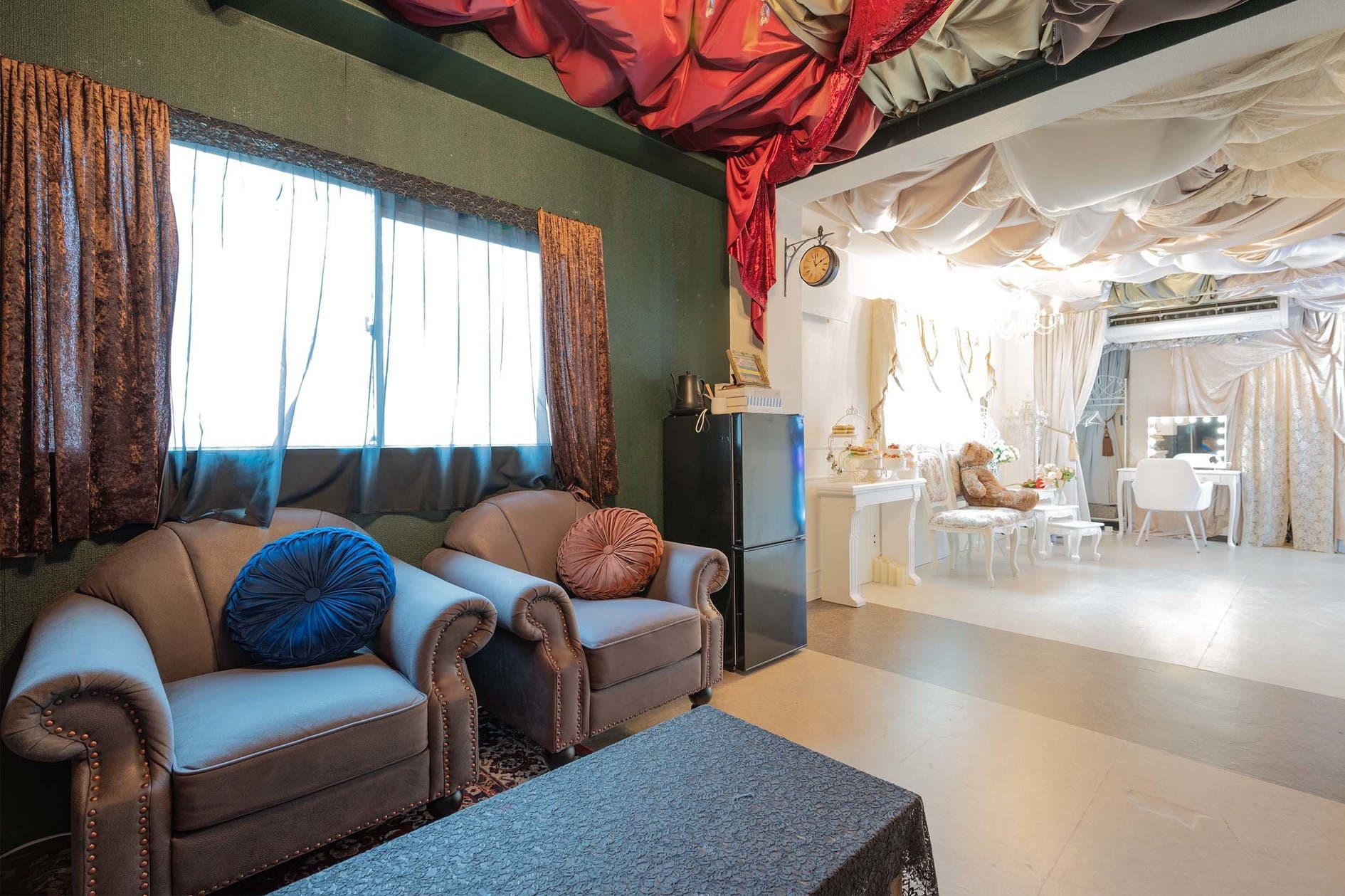 🎄クリスマスコス🪅ゴシック👠×白家具×ゲーミングブース🚥｜メイク＆更衣室完備｜撮影機材無料｜ヴェール秋葉原[30]の写真9