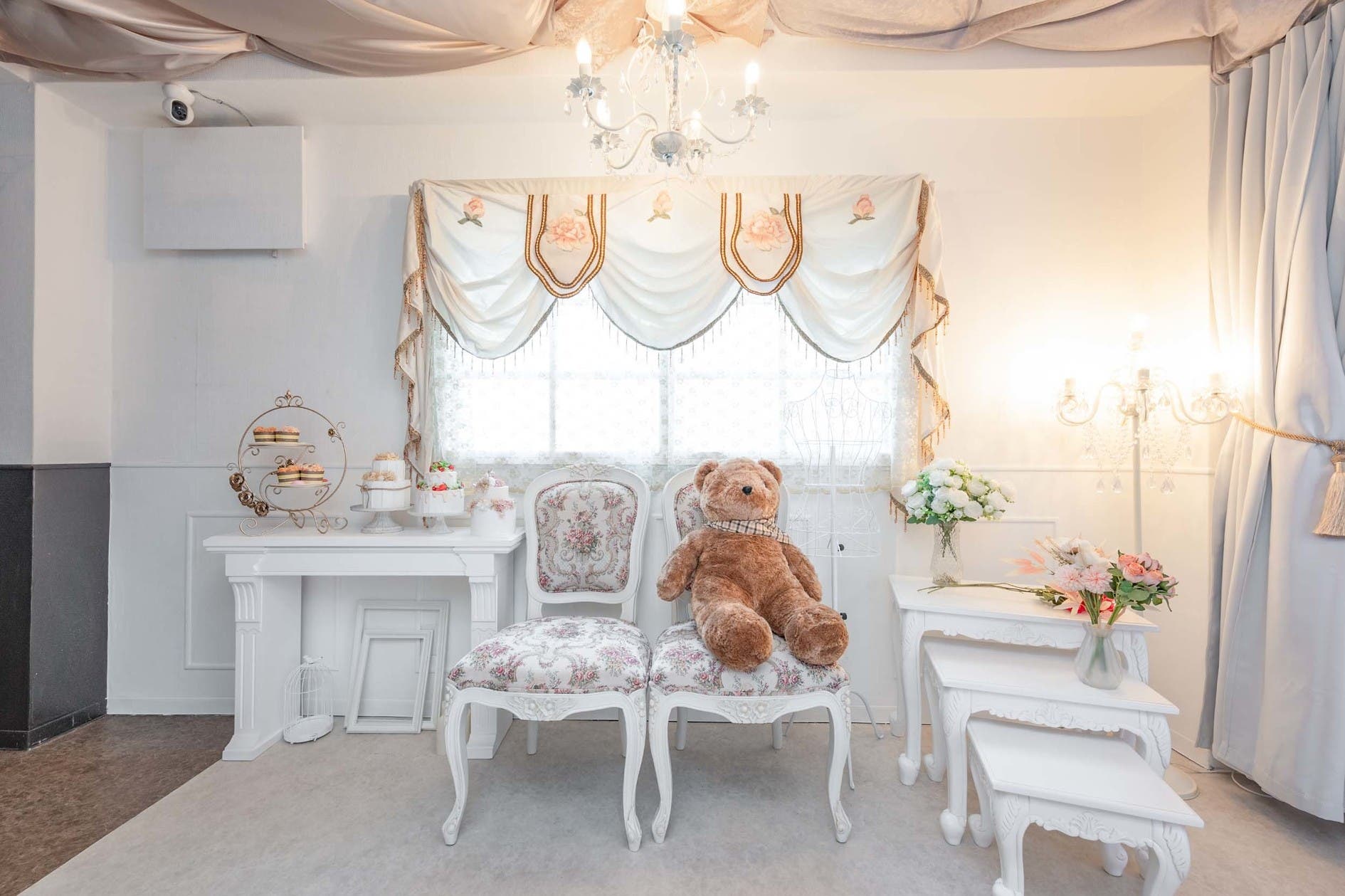 🎄クリスマスコス🪅ゴシック👠×白家具×ゲーミングブース🚥｜メイク＆更衣室完備｜撮影機材無料｜ヴェール秋葉原[30]の写真25