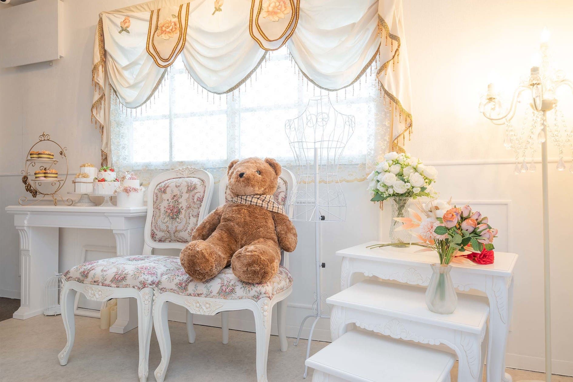 🎄クリスマスコス🪅ゴシック👠×白家具×ゲーミングブース🚥｜メイク＆更衣室完備｜撮影機材無料｜ヴェール秋葉原[30]の写真23