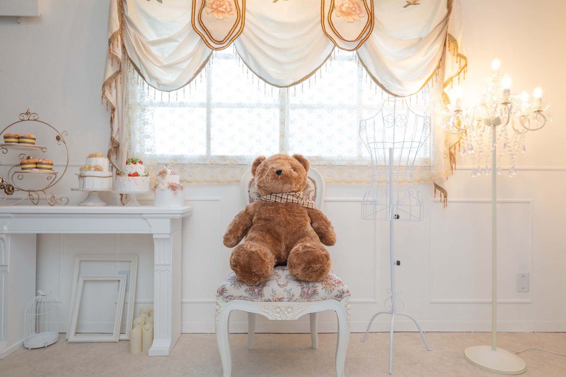 🎄クリスマスコス🪅ゴシック👠×白家具×ゲーミングブース🚥｜メイク＆更衣室完備｜撮影機材無料｜ヴェール秋葉原[30]の写真24