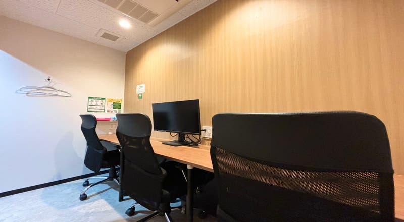 【30分440円！ドン・キホーテ新宿店地下1階】モニター・フリードリンク付き3名個室（ブース1）※予約時間前は入室不可
