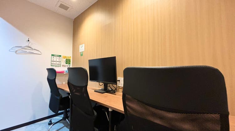 【30分440円!ドン・キホーテ新宿店地下1階】モニター・フリードリンク付き3名個室(ブース1)※予約時間前は入室不可の写真1