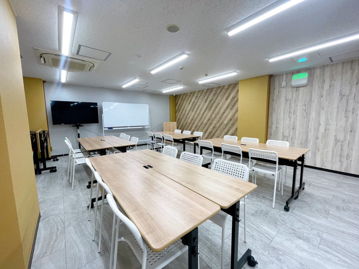 【¥5,500/1h！ドン・キホーテ新宿店地下1階】36平米24名収容可能セミナールーム（Room F）の写真1