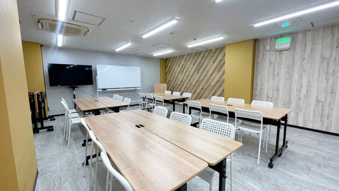 【¥5,500/1h!ドン・キホーテ新宿店地下1階】36平米24名収容可能セミナールーム(Room F)の写真1