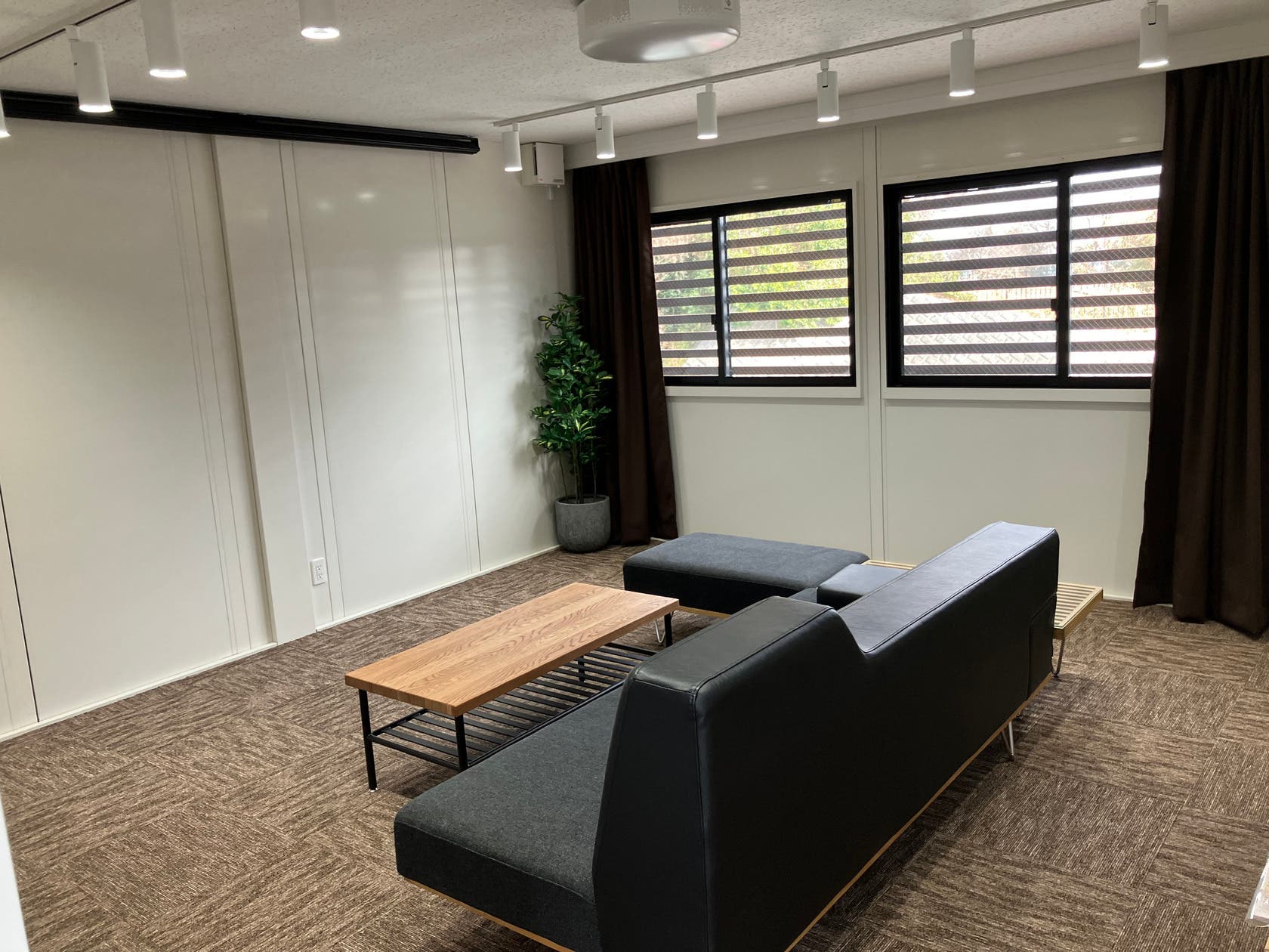 【Living1】✨U-SPACE伊勢原店✨リビングをイメージしたちょっとした集まりに最適のスペースです♪Wi-Fi/伊勢原市の写真1