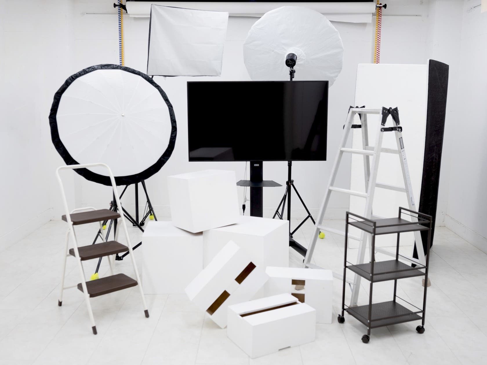 【無料】撮影用備品（55インチ4Kモニター/スタンド各種/makitaブロワー etc）の画像1