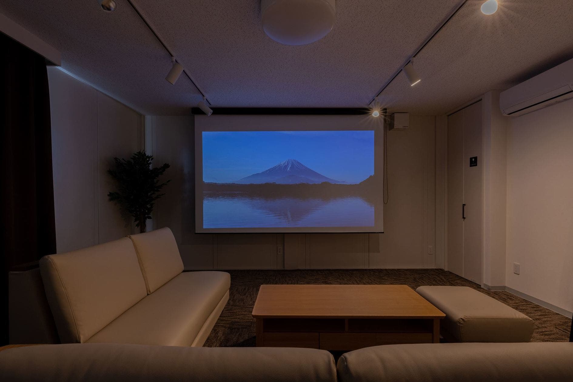 【Living2】✨U-SPACE福山中央店✨映画鑑賞や打ち合わせスペースとしてもご利用いただけます♪Wi-Fi/福山市の写真9