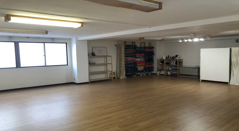 大通駅から徒歩1分のレンタルヨガスタジオです。Room A