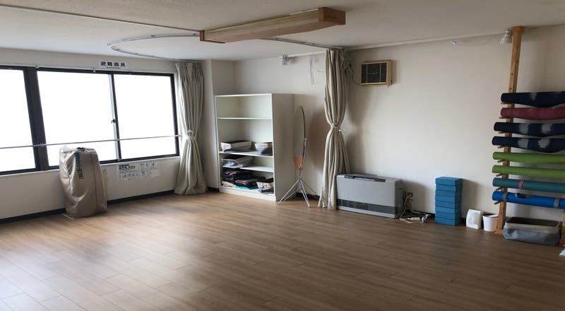大通駅徒歩1分のヨガスタジオレンタルスペース。Room B 無料レンタルマット、ブランケット5枚づつあります。