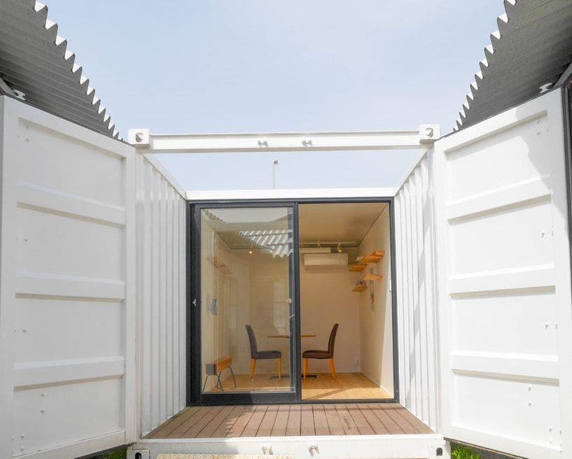 ジオラマ作家が作ったローカル鉄道ジオラマを目の前にして仕事が出来るワークルームの写真5