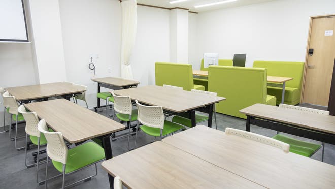 JR岡崎駅西口徒歩1分のコワーキングスペース(フリースペース、半個室ブース、ソファ席)の写真1