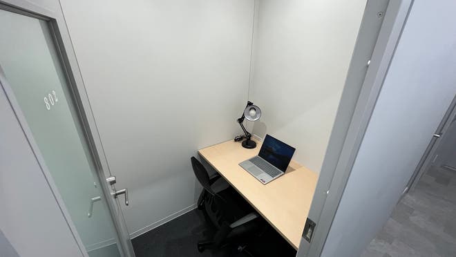 【鍵付き1名個室B】西新宿五丁目駅徒歩4分!フリードリンク/Wi-Fi/充電器/テレワークやWeb会議に最適の写真2