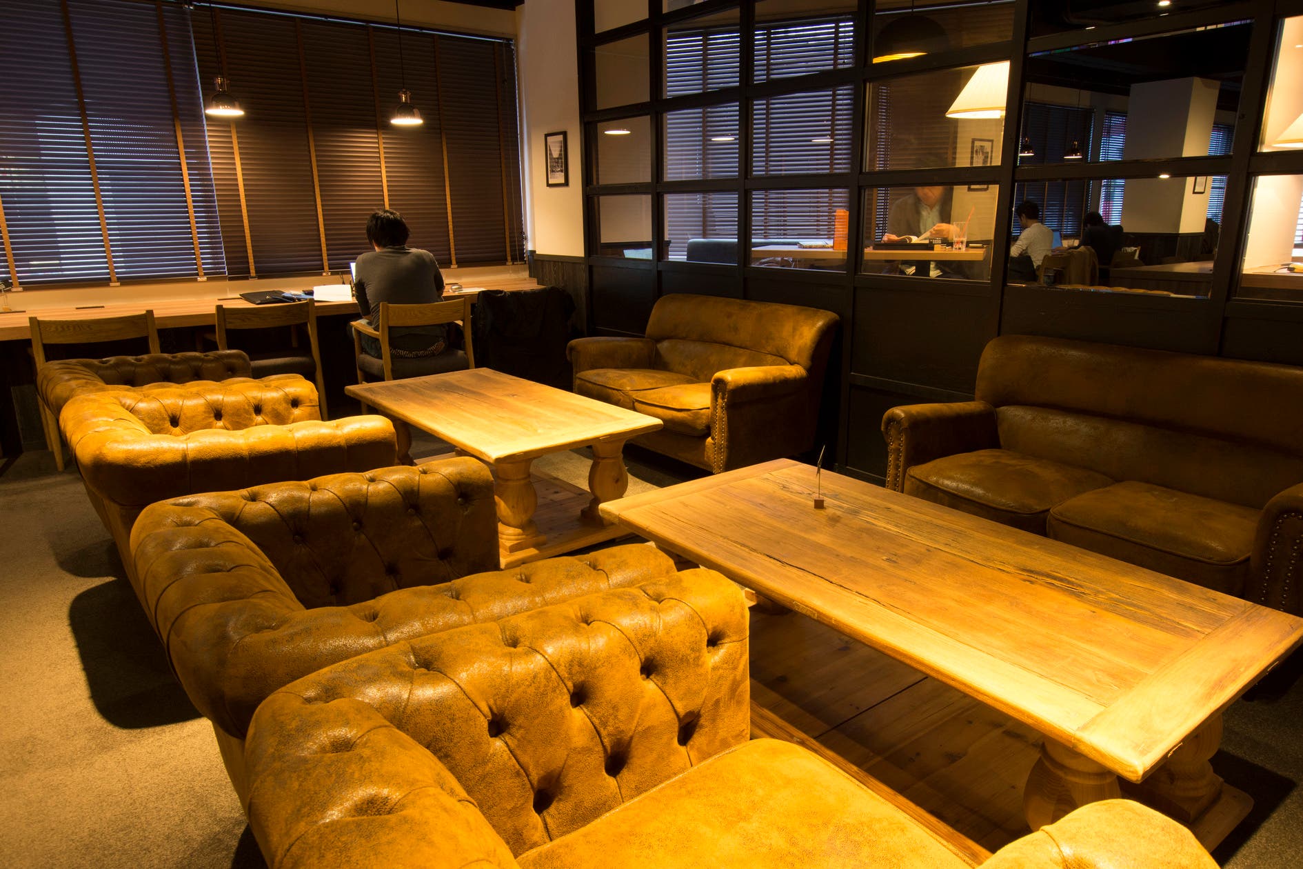 【1～4ソファ席】神保町駅徒歩1分/有人受付/デザイナーズ/電源Wi-Fi完備で商談やWeb会議に最適の写真5