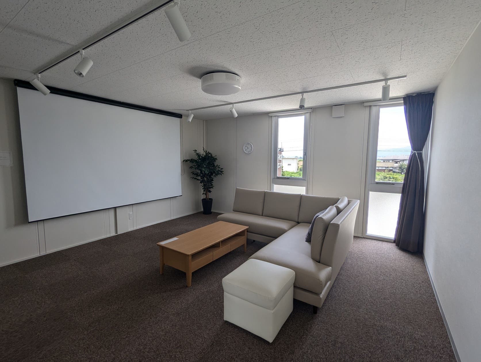 【Living】✨U-SPACE倉敷連島店✨映画鑑賞や打ち合わせスペースとしてもご利用いただけます♪Wi-Fi/倉敷市の写真1