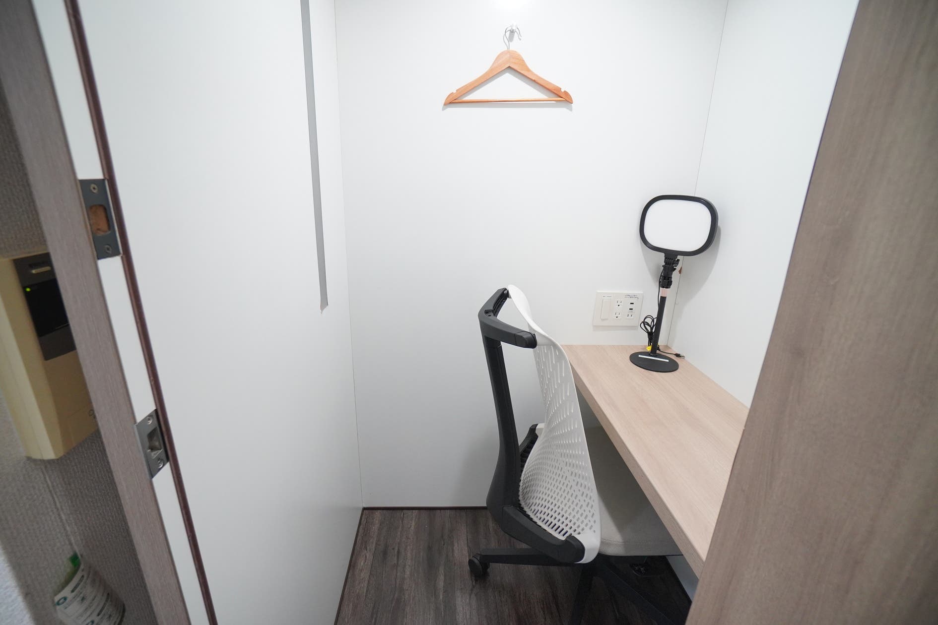 ＜PaO Work 川崎No.1＞京急川崎駅徒歩4分✨完全個室🚪光回線Wi-Fi📶電源🔌テレワーク/面接/自習/作業の写真5