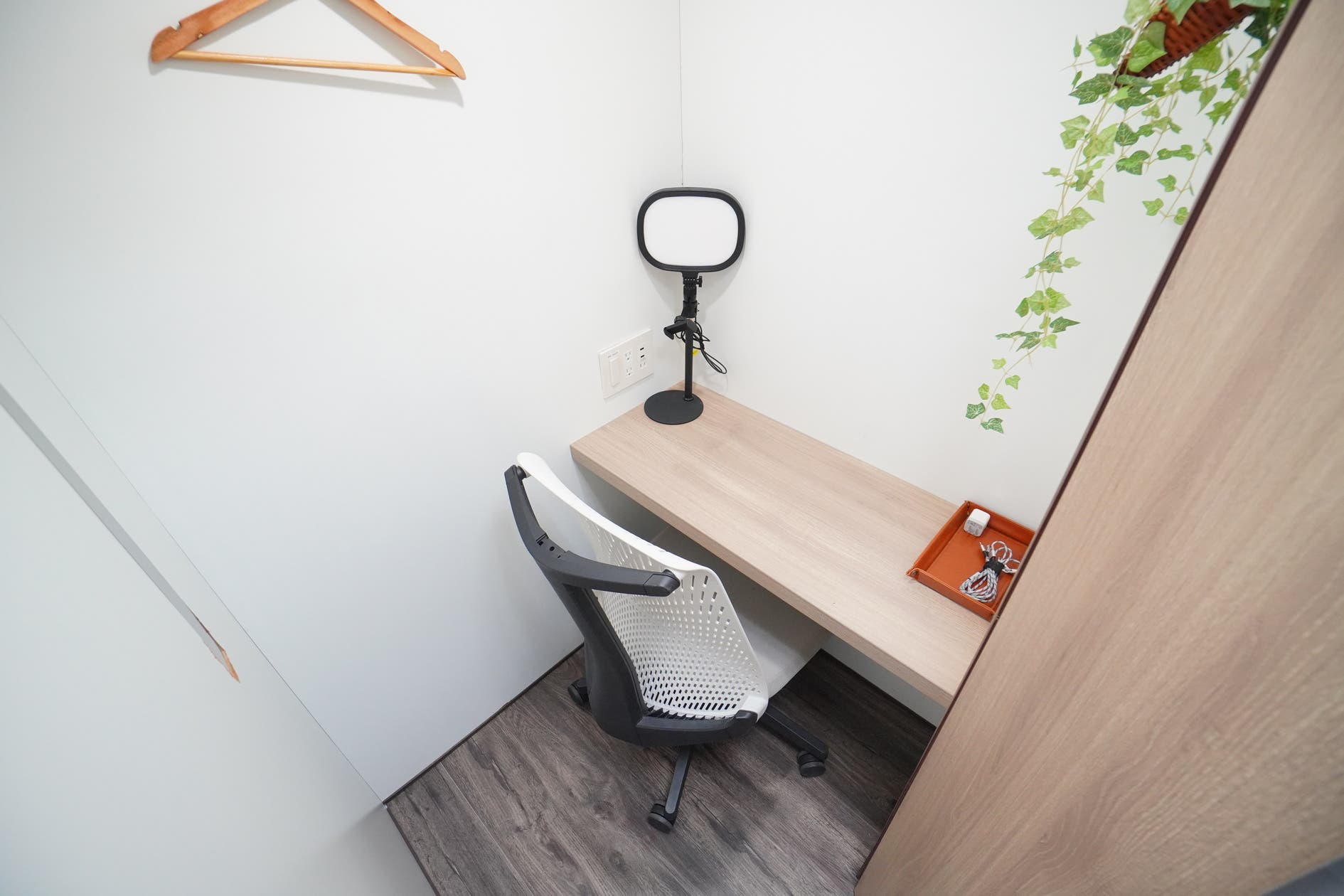 ＜PaO Work 川崎No.2＞京急川崎駅徒歩4分✨完全個室🚪光回線Wi-Fi📶電源🔌テレワーク/面接/自習/作業の写真5