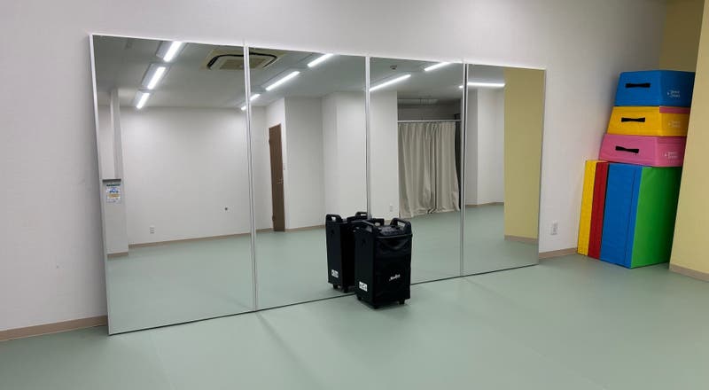 JR美章園駅から徒歩5分の好立地で撮影、芝居練習、ヨガ・ピラティス・ダンスレッスンなど、多彩な用途に対応できる多機能スペースです