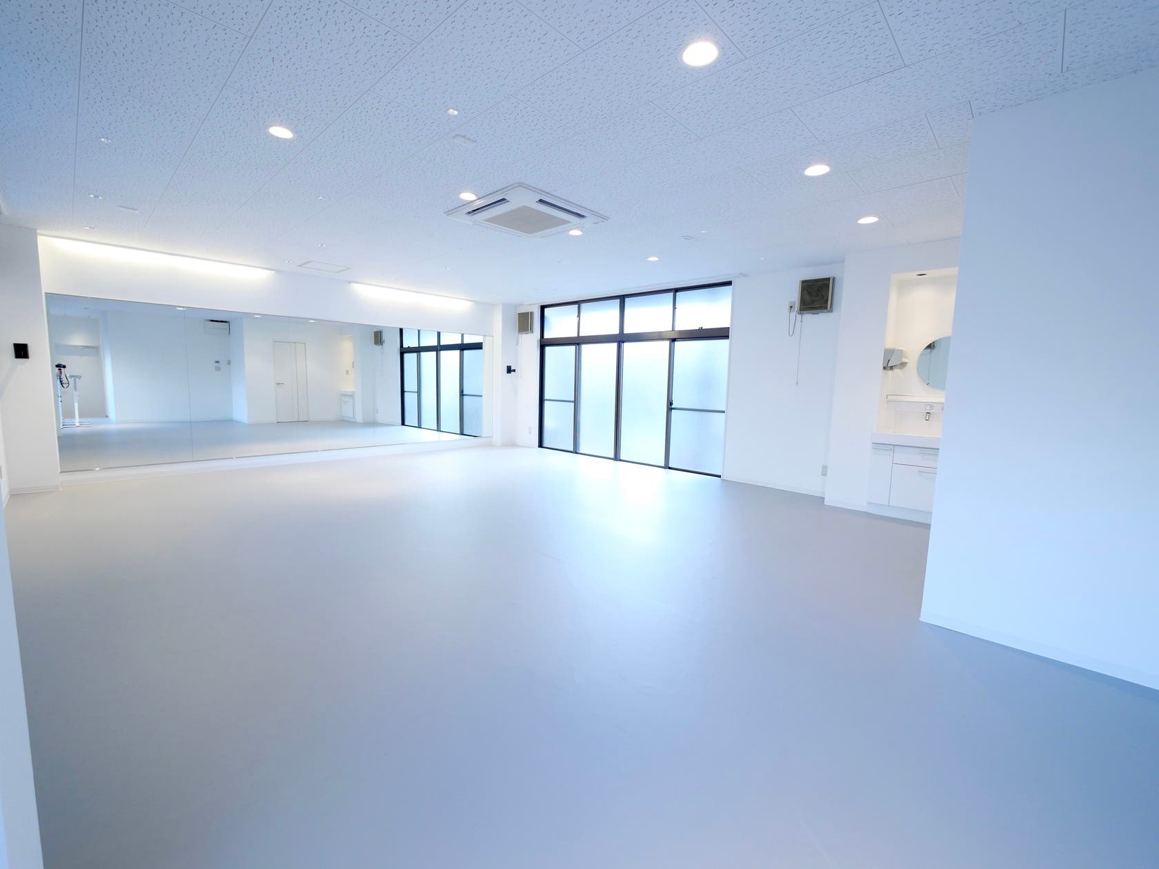 【北千住駅6分】地域最大約50平米｜リノリュウム床｜バレエバー完備｜横6m×縦7m｜清潔感有｜20人ほどで丁度👍の写真1