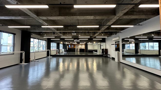 <薬院大通駅1分>ダンスができるレンタルスタジオ/幅9.0m高さ2.0ⅿの鏡付き/グループ・個人練習に最適の写真1