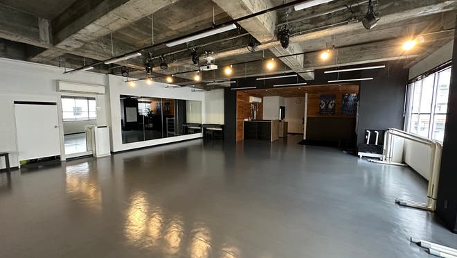 <薬院大通駅1分>ダンスができるレンタルスタジオ/幅9.0m高さ2.0ⅿの鏡付き/グループ・個人練習に最適の写真2