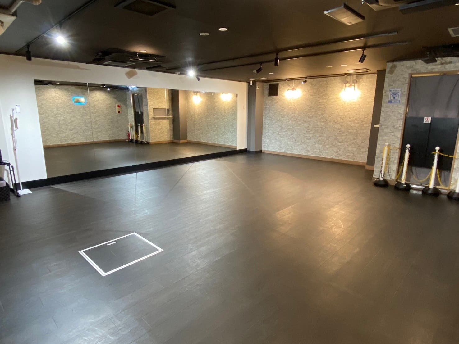 【🎉新店オープン記念特価✨】「目黒駅」徒歩2分の24時間貸スタジオ。壁面１面に鏡で広々ダンス、ヨガ撮影等に使える！更衣室完備！の写真1