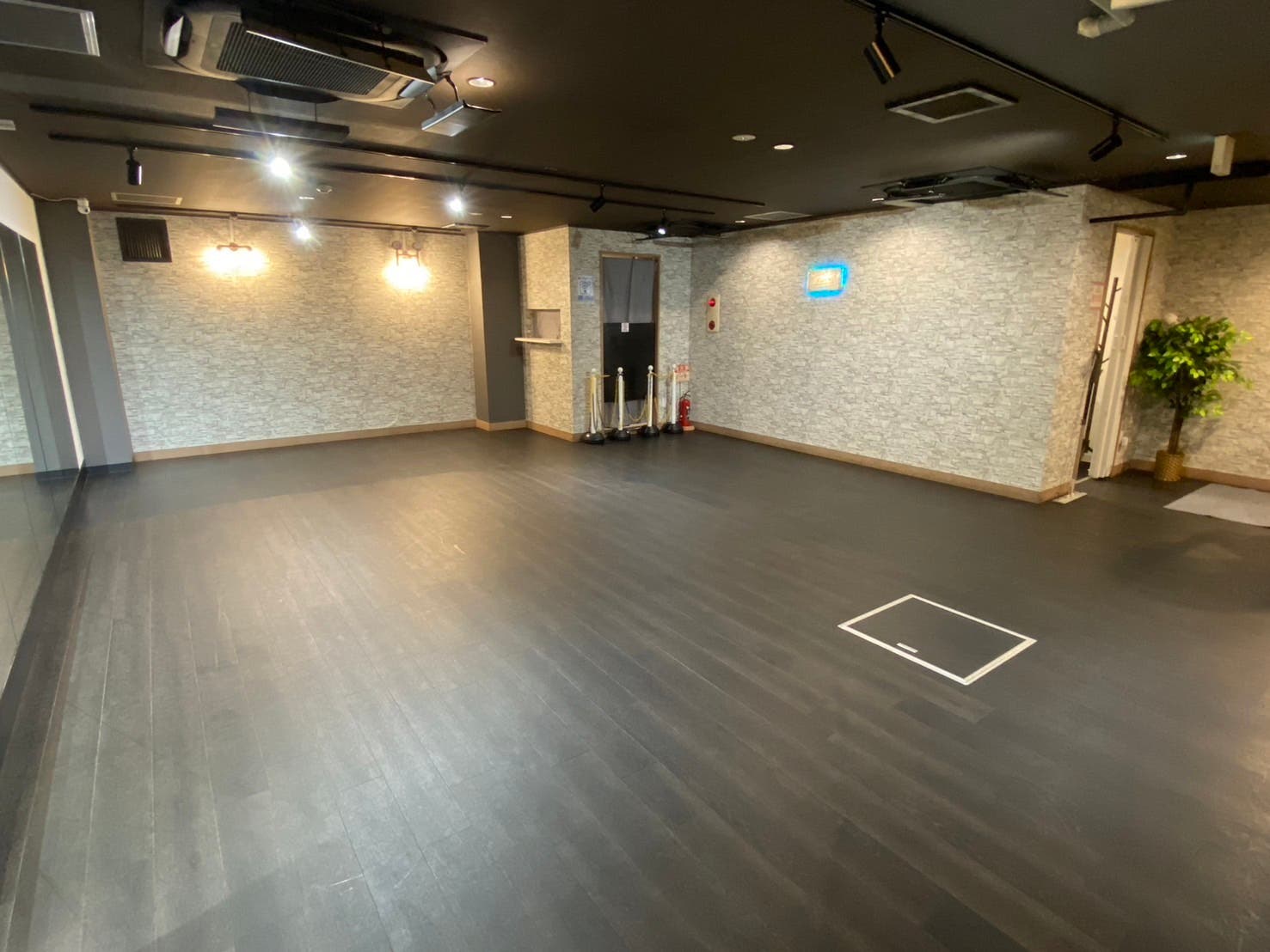 【🎉新店オープン記念特価✨】「目黒駅」徒歩2分の24時間貸スタジオ。壁面１面に鏡で広々ダンス、ヨガ撮影等に使える！更衣室完備！の写真2