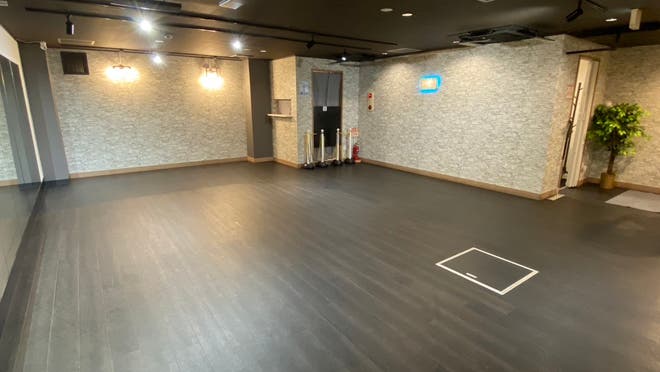 【🎉新店オープン記念特価✨】「目黒駅」徒歩2分の24時間貸スタジオ。壁面1面に鏡で広々ダンス、ヨガ撮影等に使える!更衣室完備!の写真2