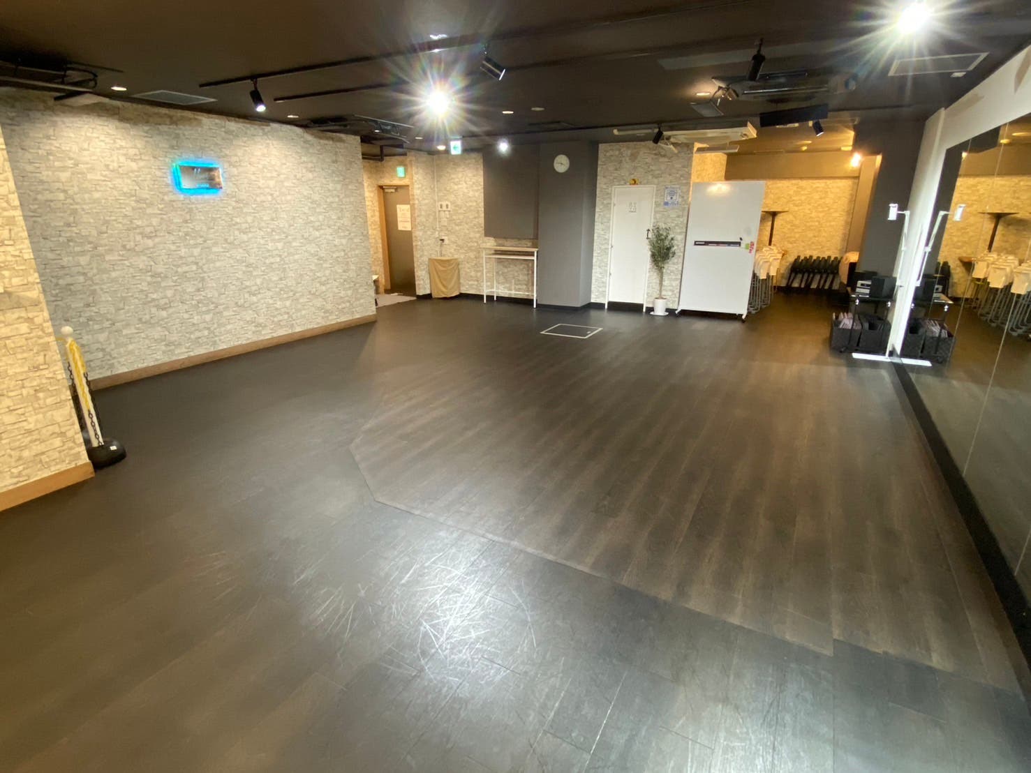 【🎉新店オープン記念特価✨】「目黒駅」徒歩2分の24時間貸スタジオ。壁面１面に鏡で広々ダンス、ヨガ撮影等に使える！更衣室完備！の写真3