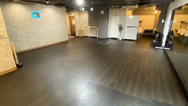 【🎉新店オープン記念特価✨】「目黒駅」徒歩2分の24時間貸スタジオ。壁面1面に鏡で広々ダンス、ヨガ撮影等に使える!更衣室完備!の写真3