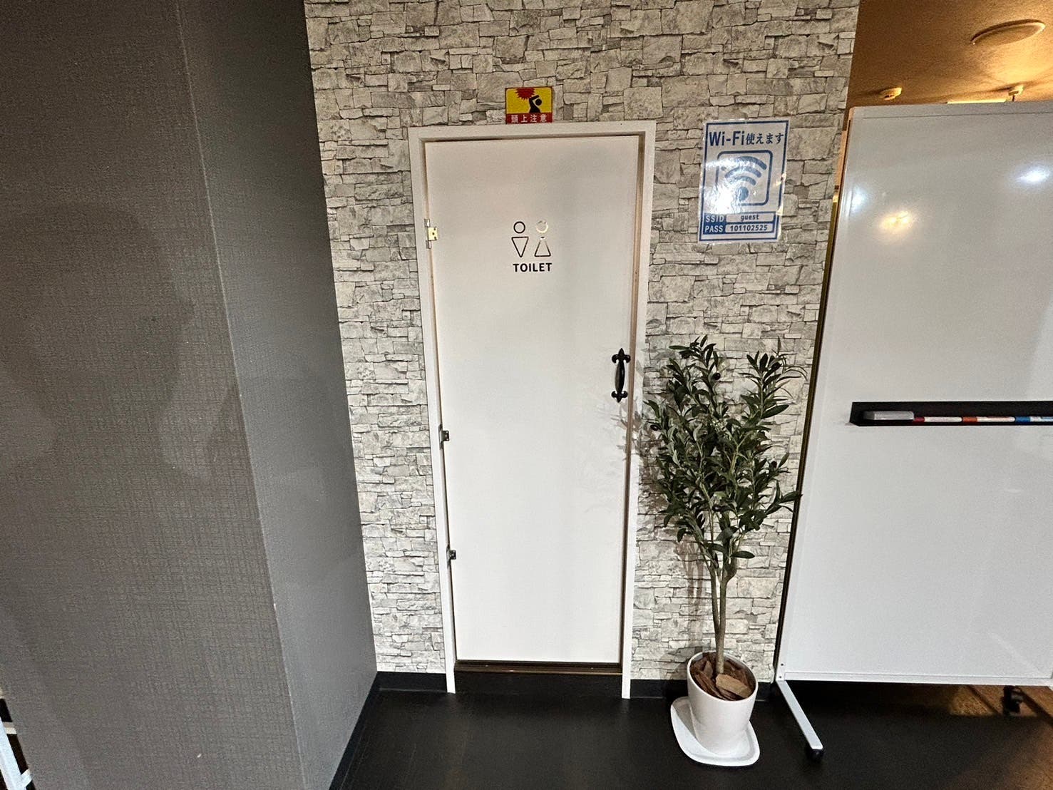 【🎉新店オープン記念特価✨】「目黒駅」徒歩2分の24時間貸スタジオ。壁面１面に鏡で広々ダンス、ヨガ撮影等に使える！更衣室完備！の写真4