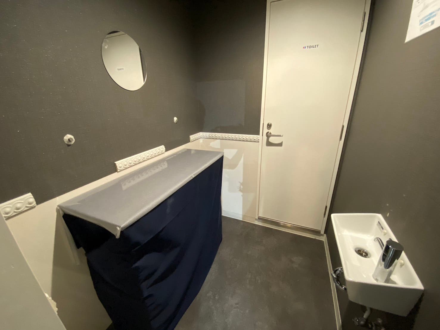 【🎉新店オープン記念特価✨】「目黒駅」徒歩2分の24時間貸スタジオ。壁面１面に鏡で広々ダンス、ヨガ撮影等に使える！更衣室完備！の写真5