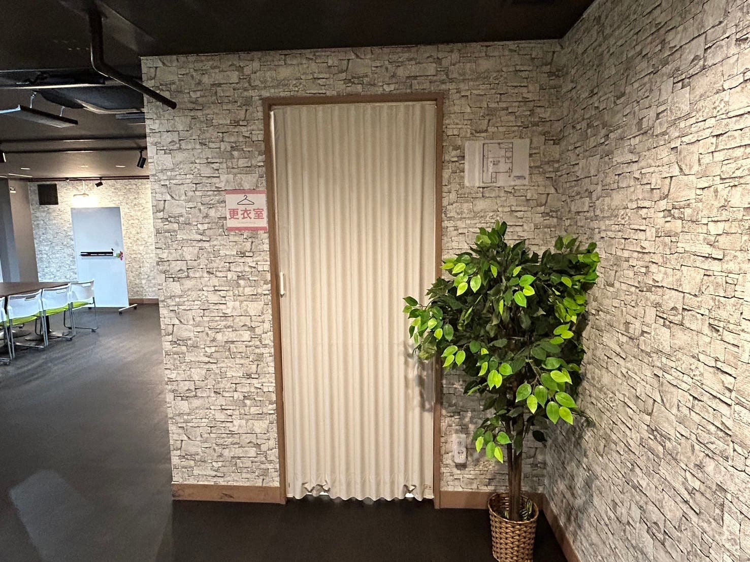 【🎉新店オープン記念特価✨】「目黒駅」徒歩2分の24時間貸スタジオ。壁面１面に鏡で広々ダンス、ヨガ撮影等に使える！更衣室完備！の写真7