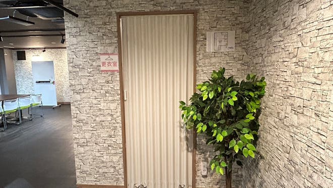 【🎉新店オープン記念特価✨】「目黒駅」徒歩2分の24時間貸スタジオ。壁面1面に鏡で広々ダンス、ヨガ撮影等に使える!更衣室完備!の写真7