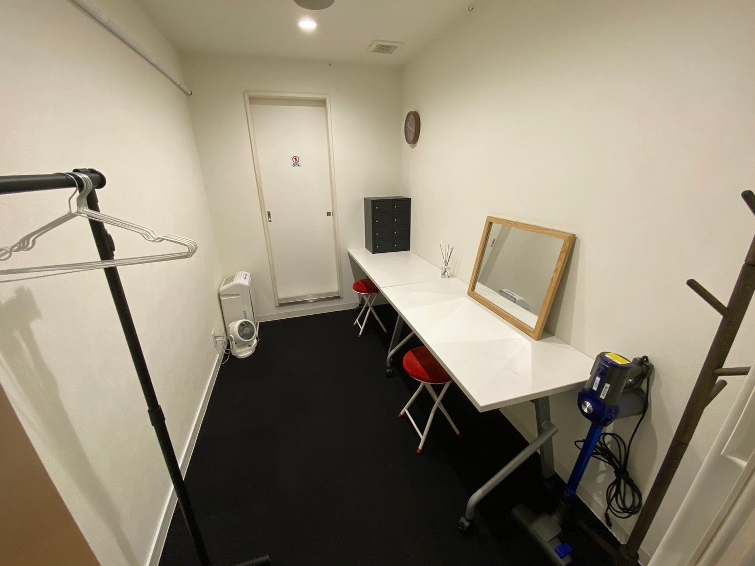【🎉新店オープン記念特価✨】「目黒駅」徒歩2分の24時間貸スタジオ。壁面１面に鏡で広々ダンス、ヨガ撮影等に使える！更衣室完備！の写真8