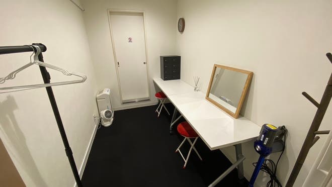 【🎉新店オープン記念特価✨】「目黒駅」徒歩2分の24時間貸スタジオ。壁面1面に鏡で広々ダンス、ヨガ撮影等に使える!更衣室完備!の写真8