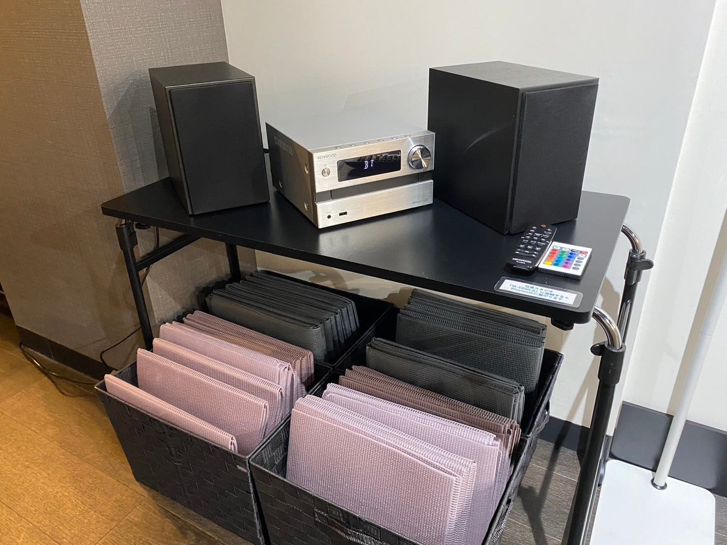 【🎉新店オープン記念特価✨】「目黒駅」徒歩2分の24時間貸スタジオ。壁面１面に鏡で広々ダンス、ヨガ撮影等に使える！更衣室完備！の写真9