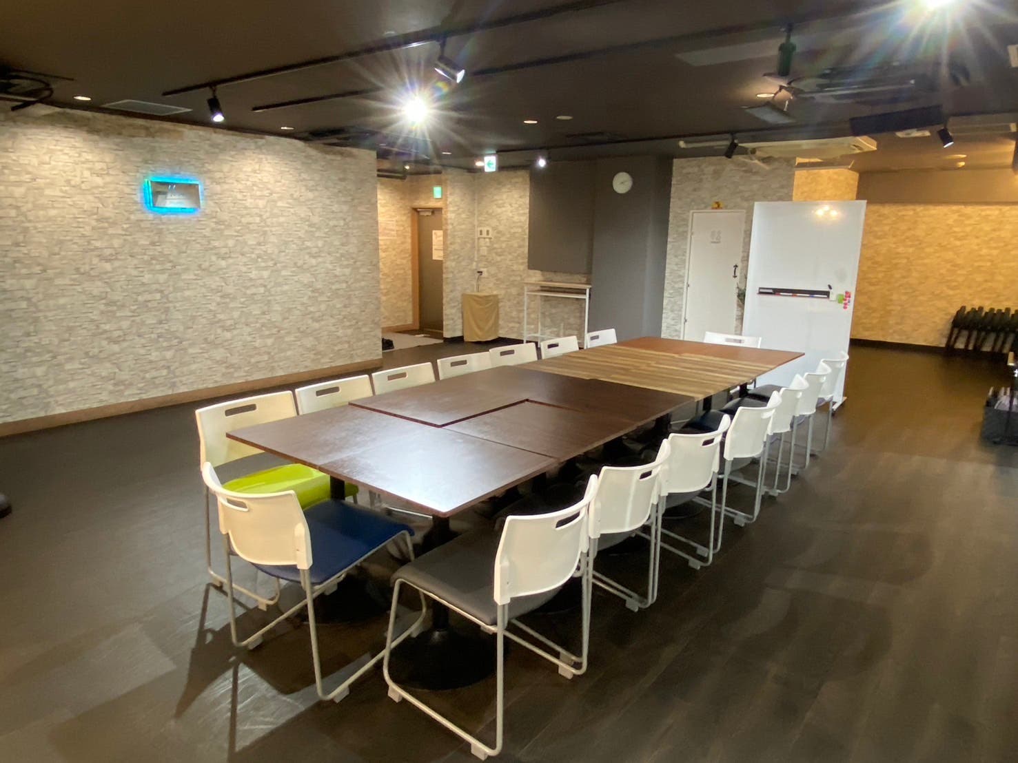 【🎉新店オープン記念特価✨】「目黒駅」徒歩2分の24時間貸スタジオ。壁面１面に鏡で広々ダンス、ヨガ撮影等に使える！更衣室完備！の写真13