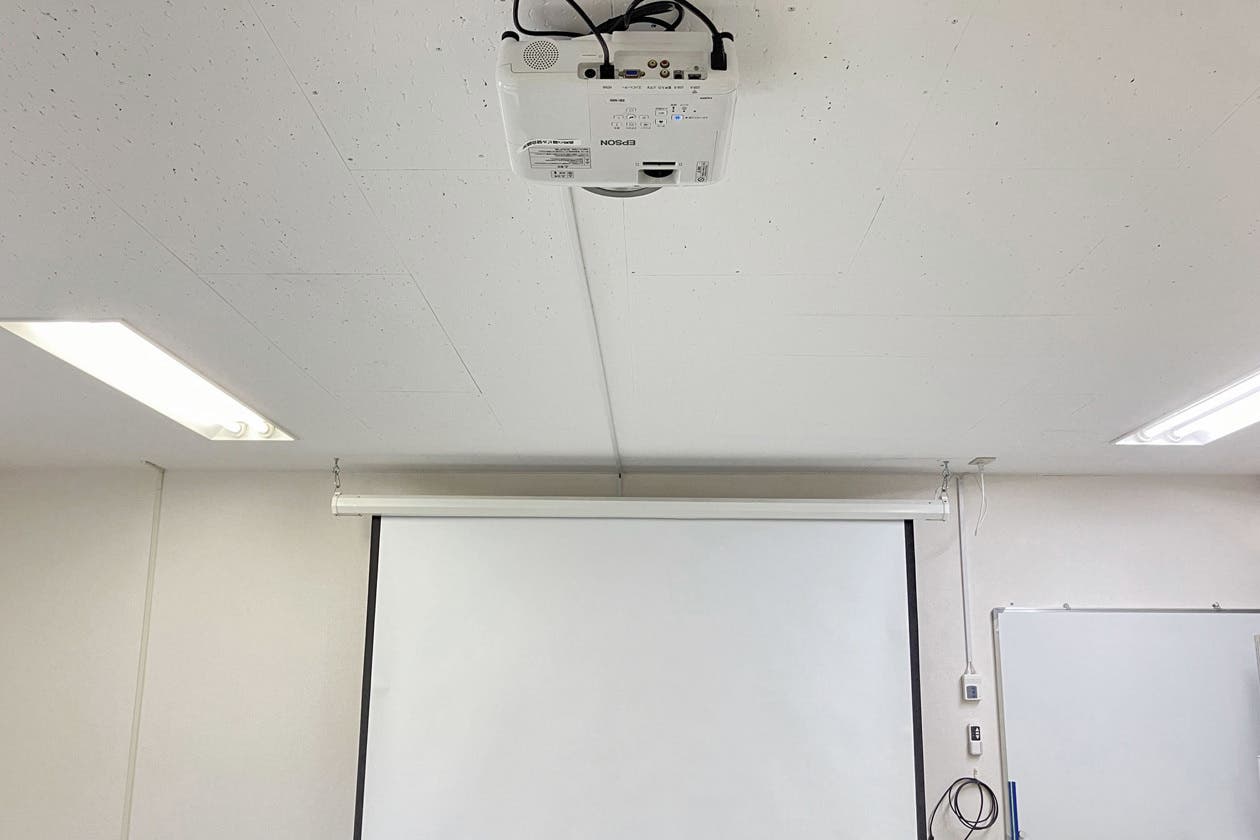 第一会議室 3名掛け最大60席【高崎駅徒歩7分 販売利用OK】プロジェクター|スクリーン|ホワイトボード|Wi-Fi|無料の写真9