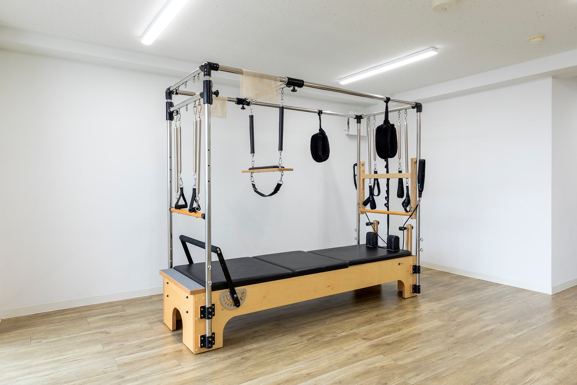 ピラティスマシン完備 四谷駅3分🚃広々空間/明るい綺麗なスタジオ🌈換気可 マット/ボール/リング/ポール等充実設備🧘‍♀️の写真3