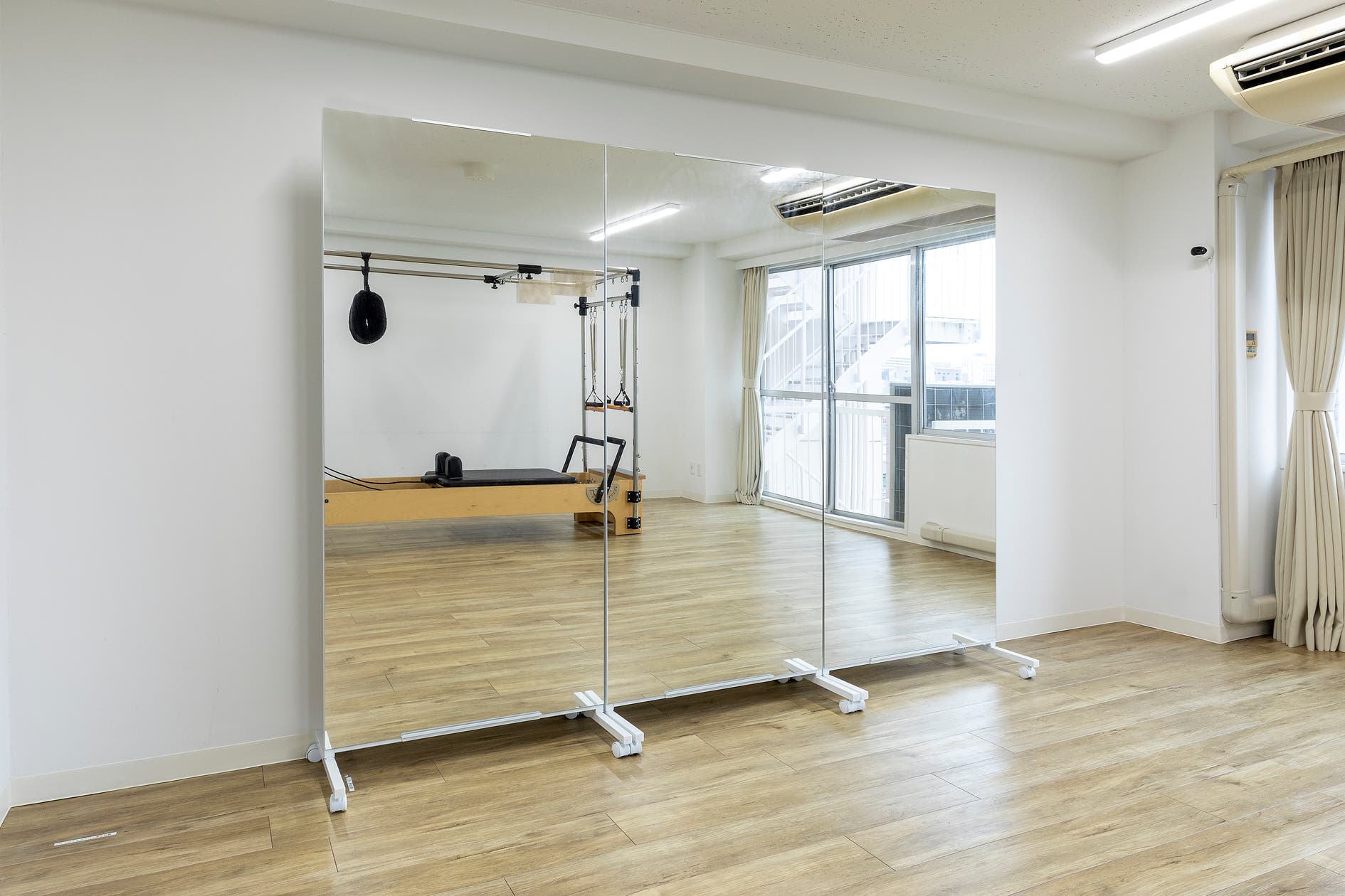 ピラティスマシン完備 四谷駅3分🚃広々空間/明るい綺麗なスタジオ🌈換気可 マット/ボール/リング/ポール等充実設備🧘‍♀️の写真10