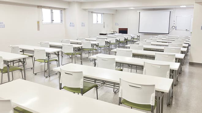 第一会議室 3名掛け最大60席【高崎駅徒歩7分 販売利用OK】プロジェクター|スクリーン|ホワイトボード|Wi-Fi|無料の写真2